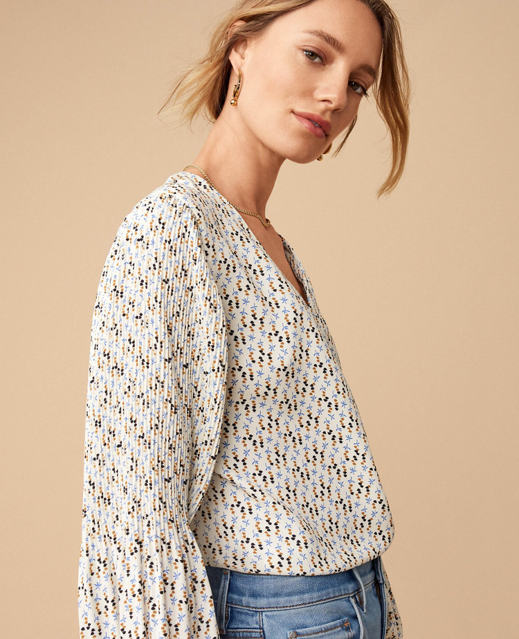 Floral Pleated Sleeve V-Neck Popover